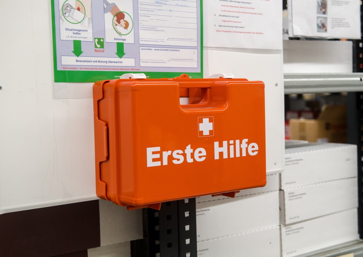 Verbandskasten im Betrieb: Kontrollpflicht, Prüfung, Hinweise